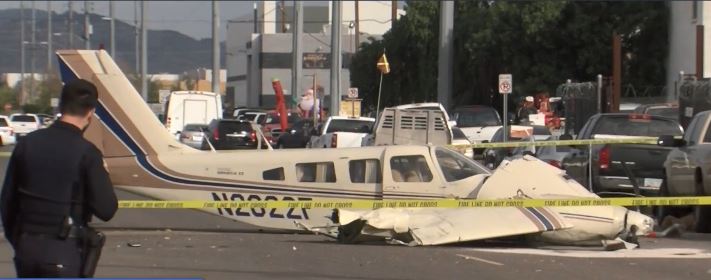 Video: Arizona plane crash lands on roads - KYMA