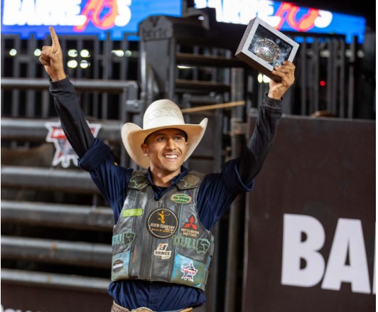 Campeão da PBR Brazil lidera etapa Barretos com duas paradas