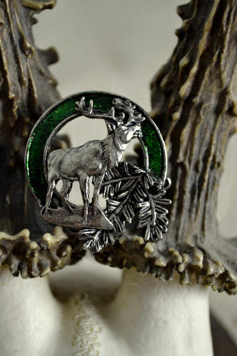 Hat or Lapel Pin Enameled Circle with Elk – Trachten-Quelle