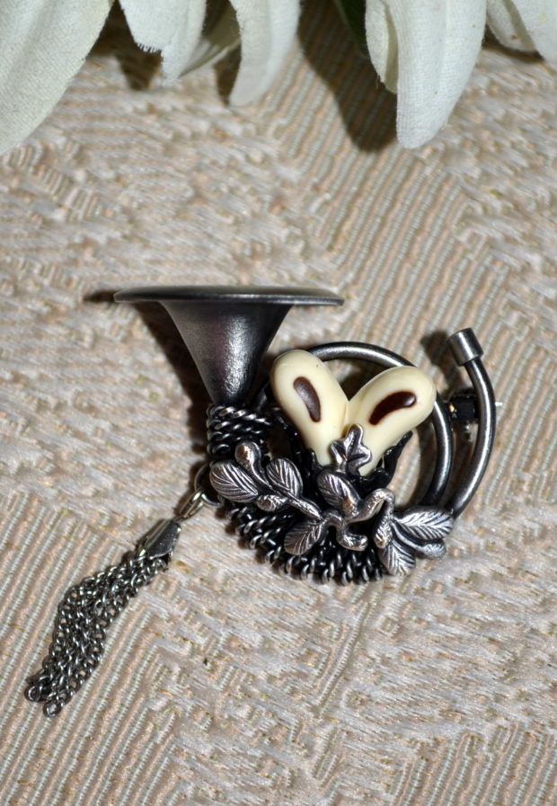 Hat or Lapel Pin Hunting Horn with Boar Tooth – Trachten-Quelle