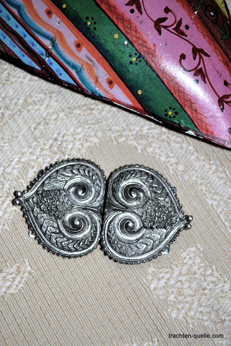 Dirndl Apron or Cape Clip Heart Shape – Trachten-Quelle