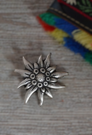 Hat or Lapel Pin – Edelweiss Large – Trachten-Quelle